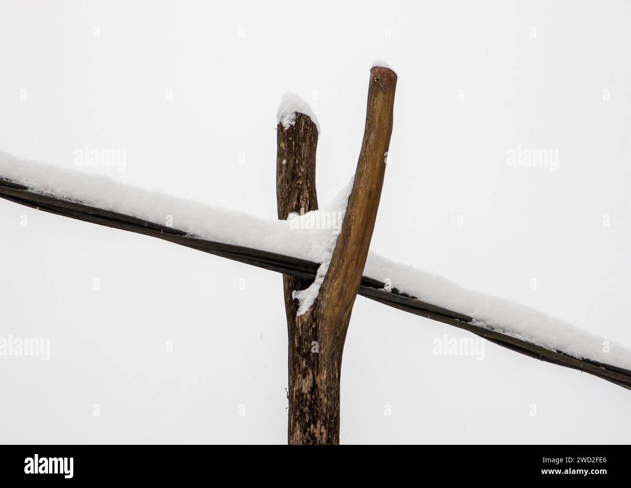 Suspended electrical cable hi-res stock photography and images - Alamy
