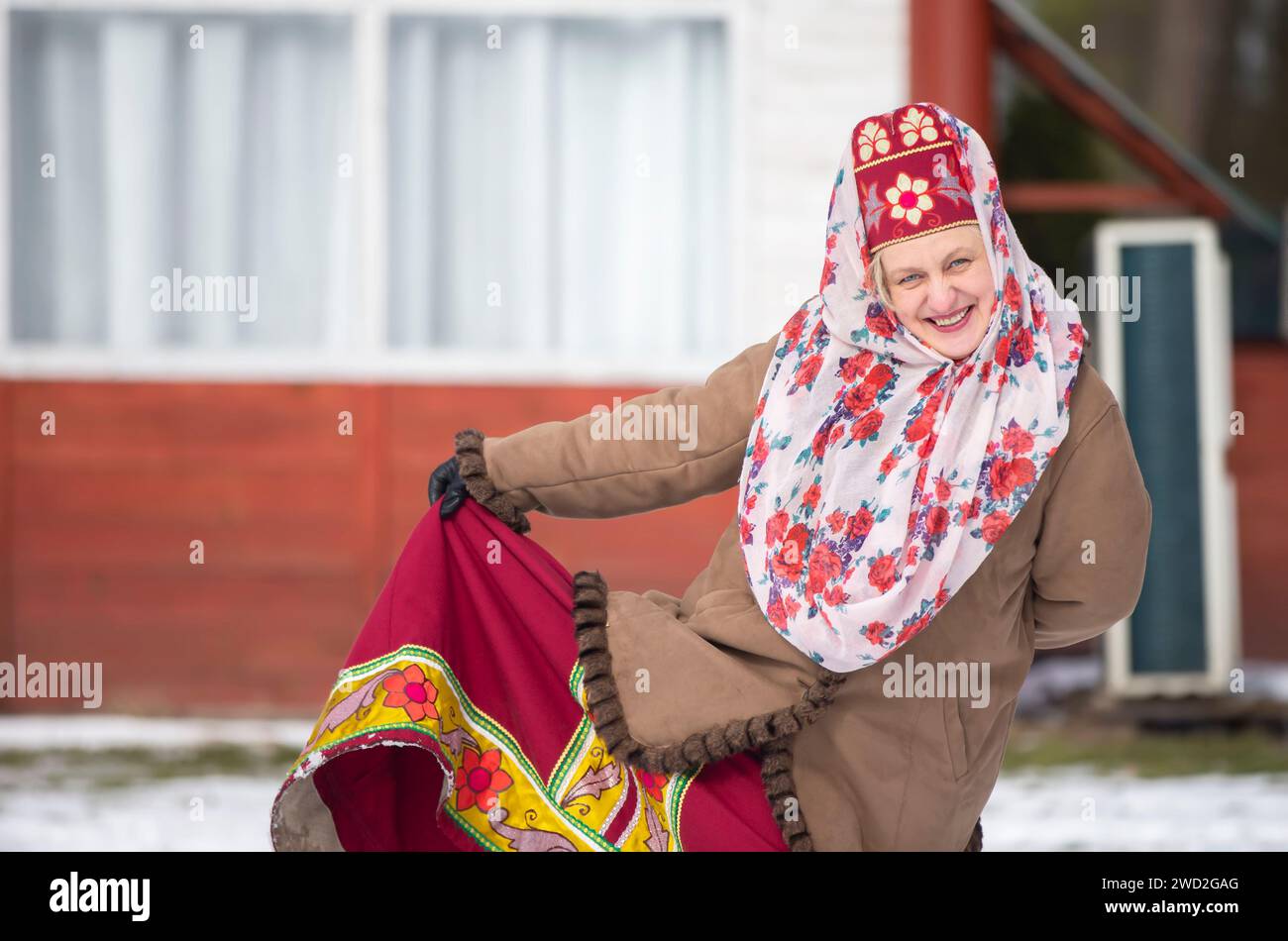 Russian elderly woman in traditional clothes and headdress kokoshnik ...
