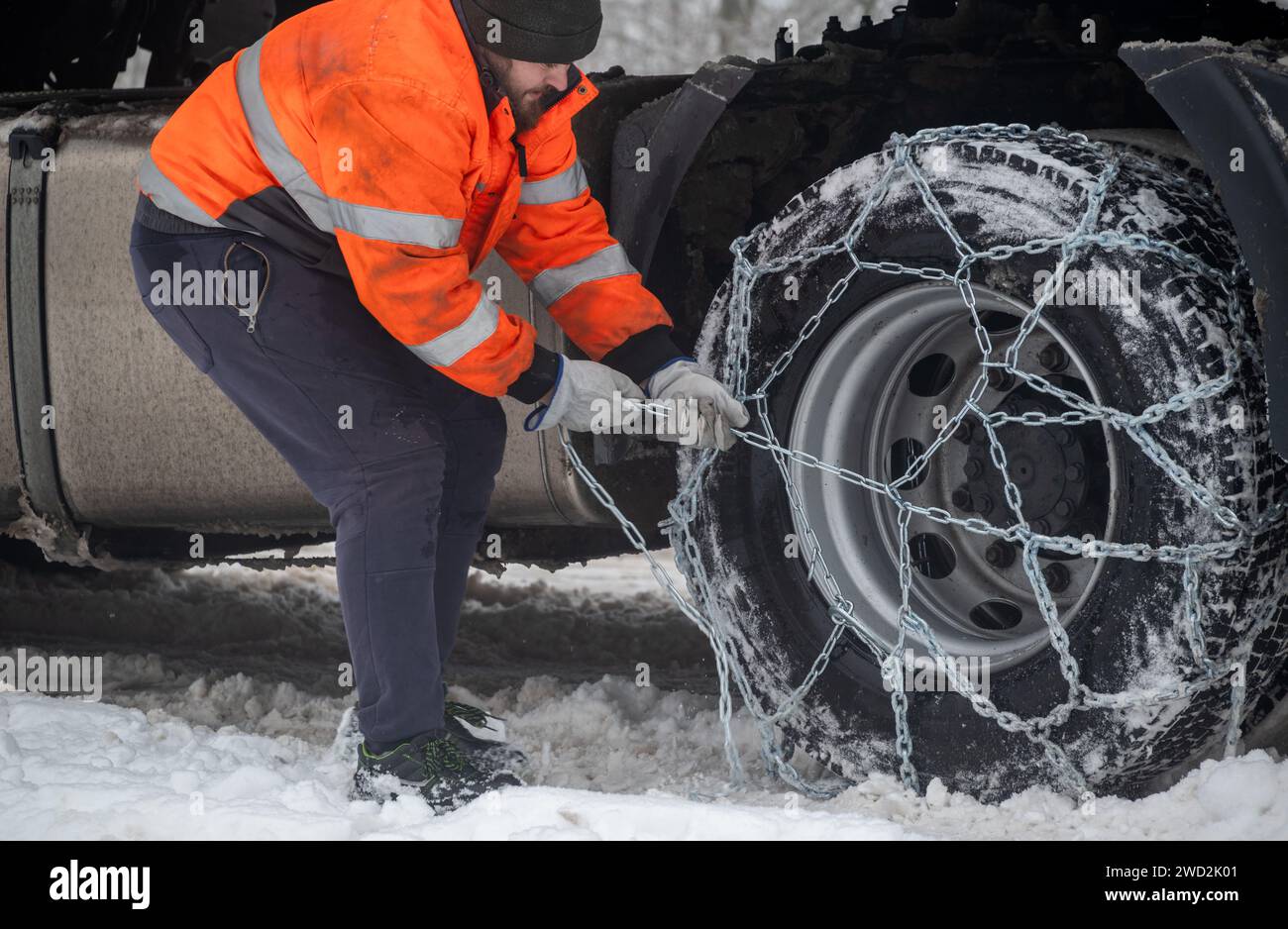 Mehring, Germany. 18th Jan, 2024. A truck driver tightens a mounted ...
