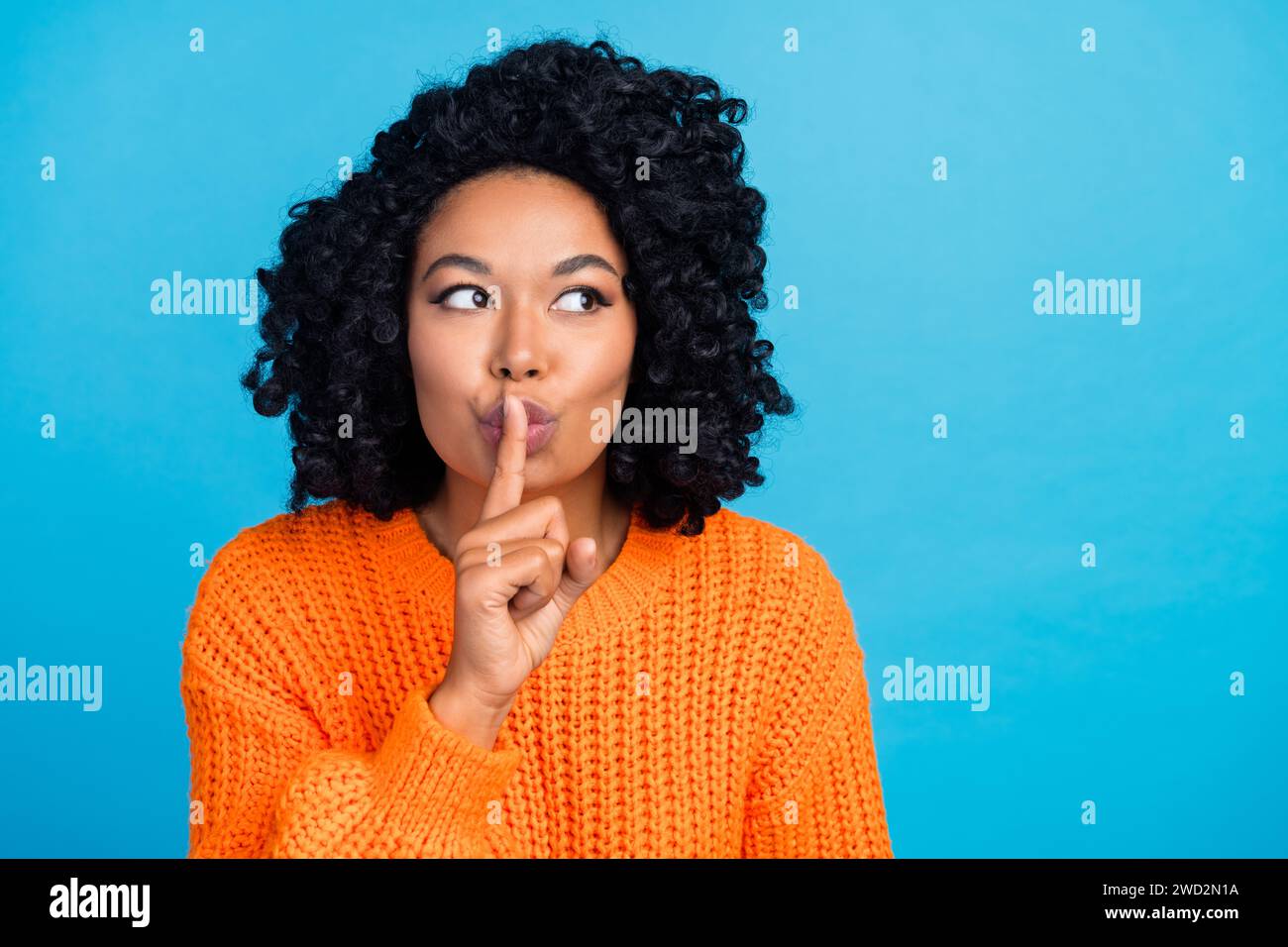 Photo portrait of pretty young girl keep secret look empty space ...
