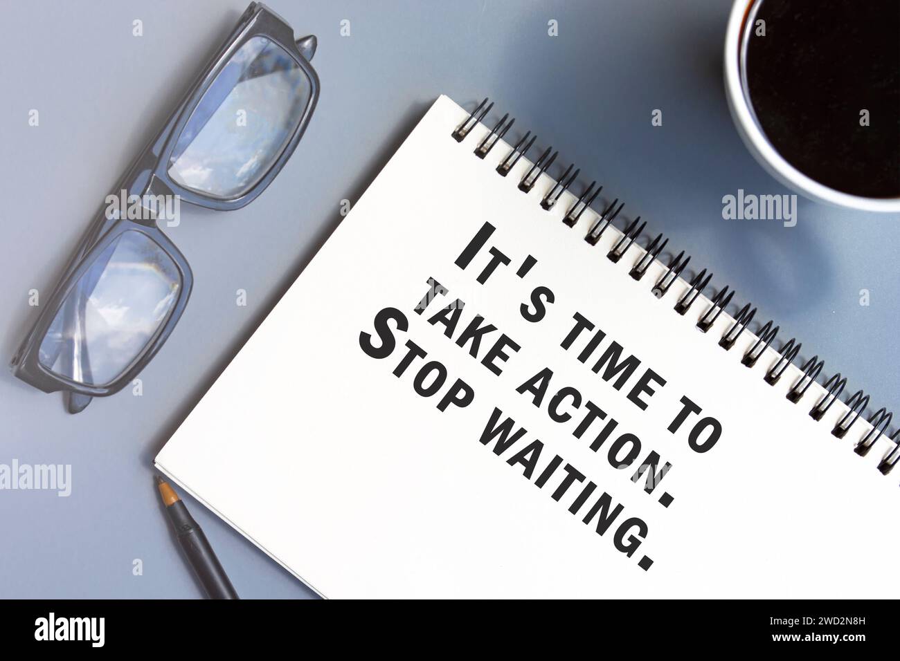 Motivational and inspirational quote on notepad Stock Photo - Alamy