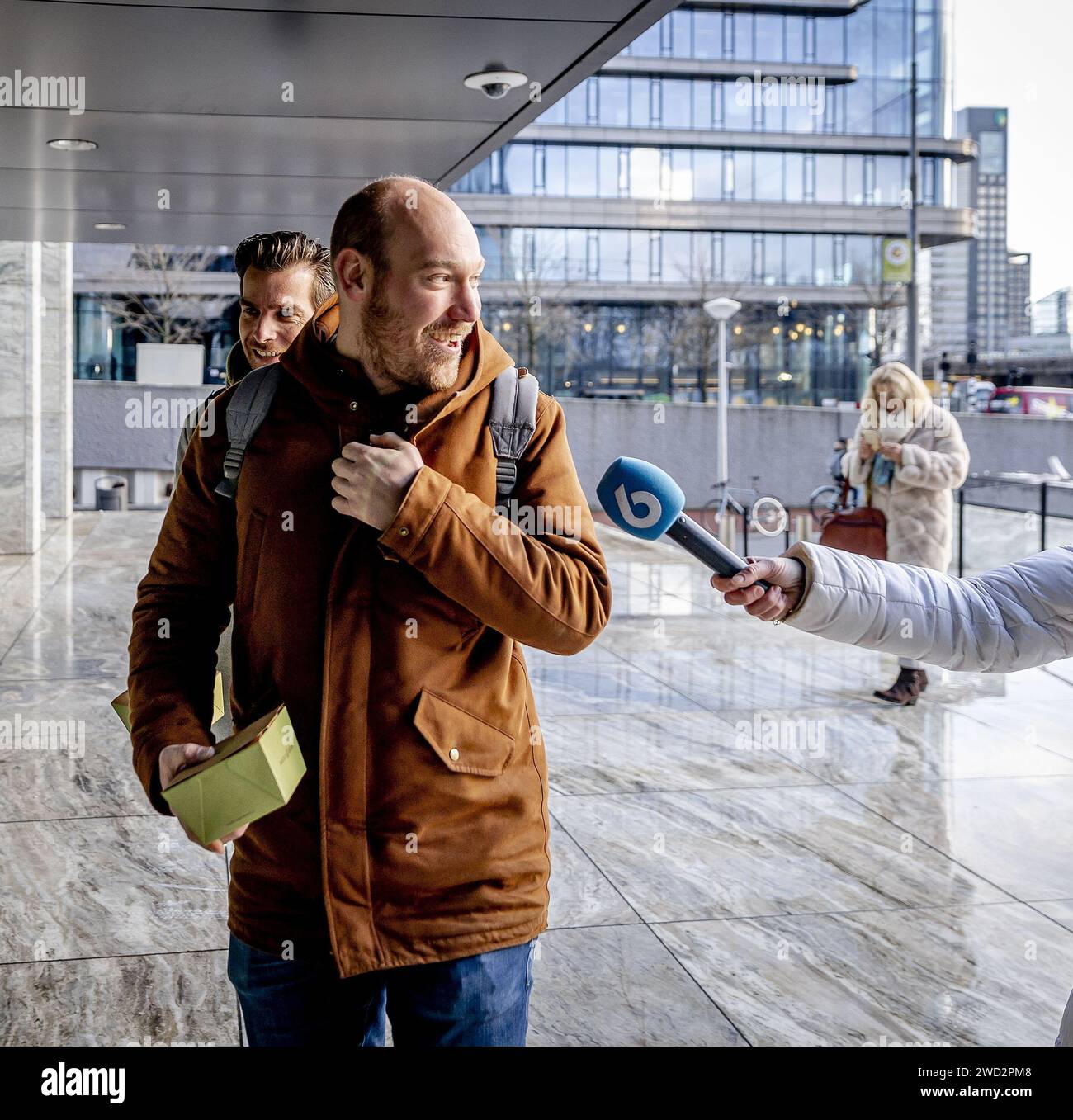 AMSTERDAM - Journalists Chiel Timmermans and Yelle Tieleman of the AD arrive for the summary ...