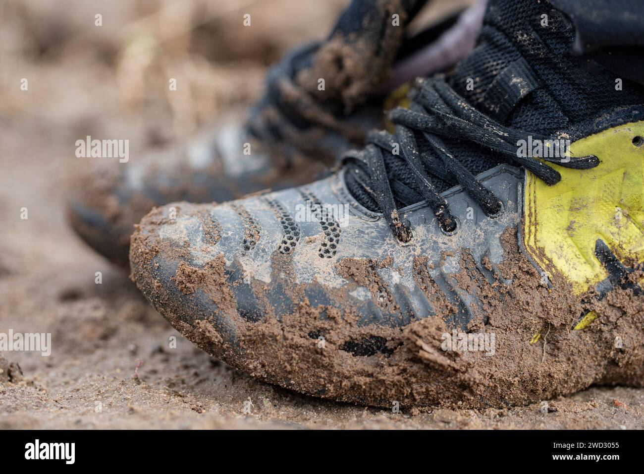 Dirty shoes. Sneakers smeared with dirty soil Stock Photo - Alamy