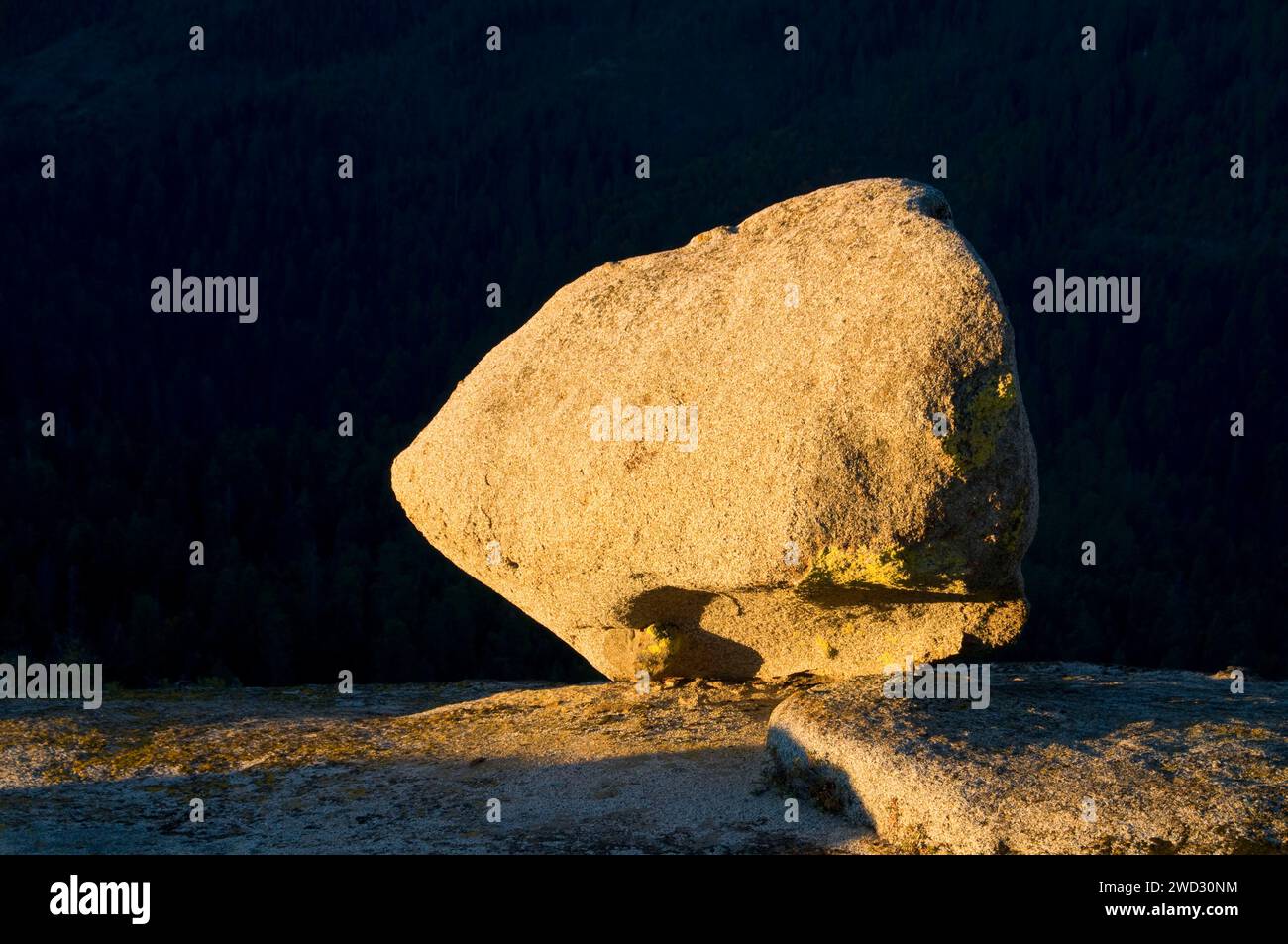 Granite boulder on Buena Vista Peak, Kings Canyon National Park ...