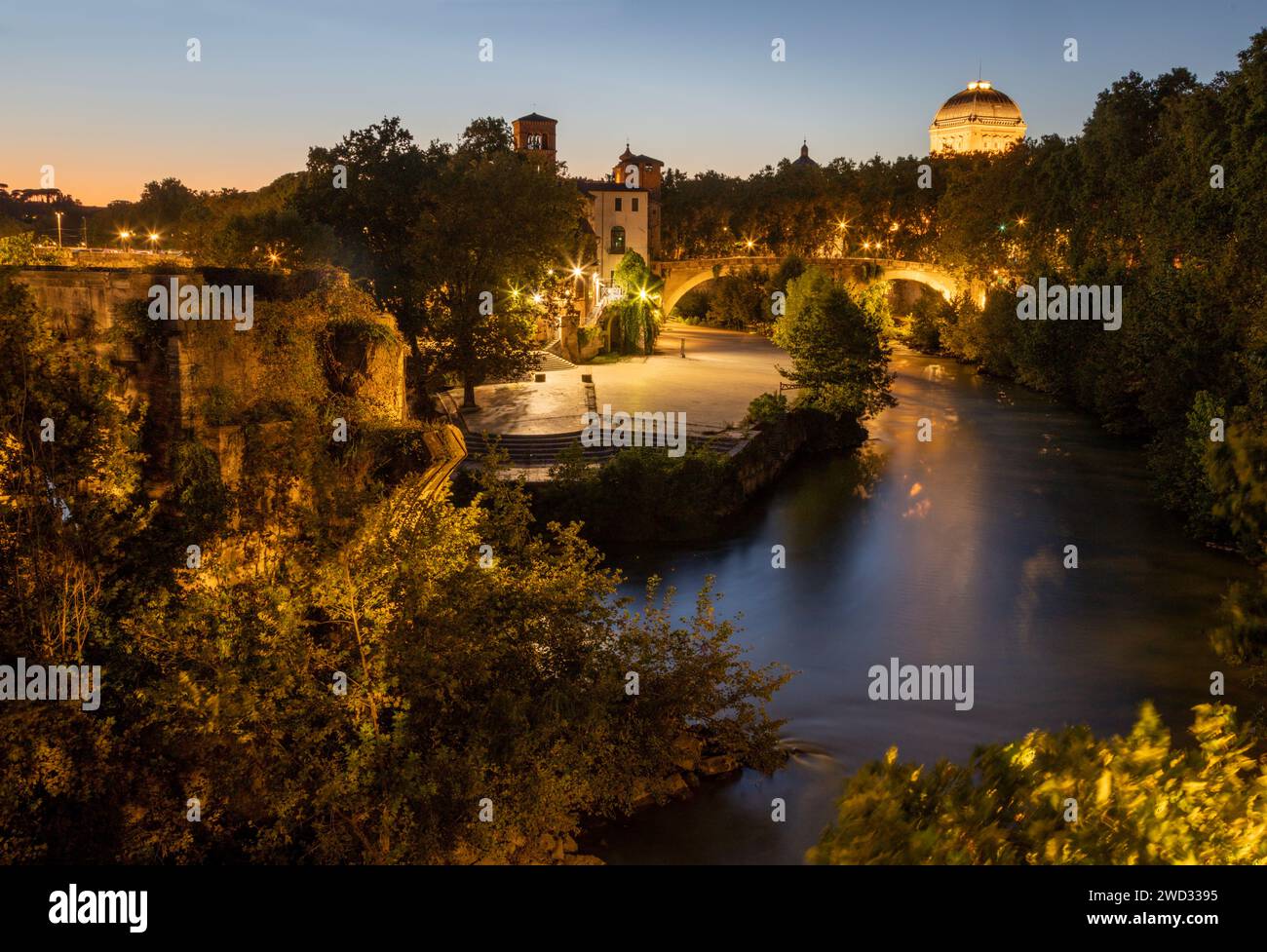 Rome - The Isola Tiberiana - Tiberian Island at dusk Stock Photo - Alamy