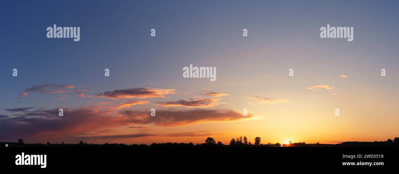 Pink sky as sun sets hi-res stock photography and images - Alamy