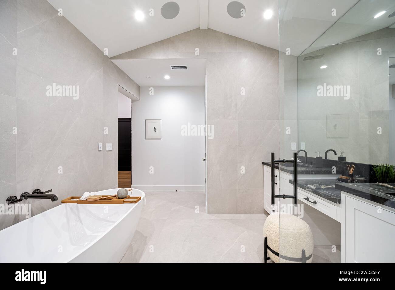 Well illuminated bathroom hi-res stock photography and images - Alamy