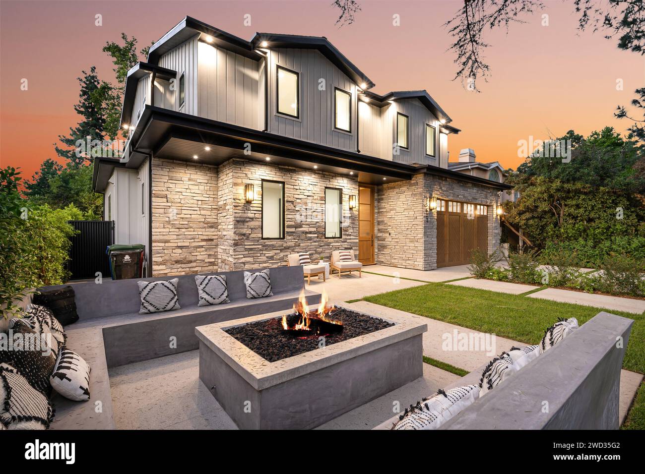 Fire house front hi-res stock photography and images - Alamy