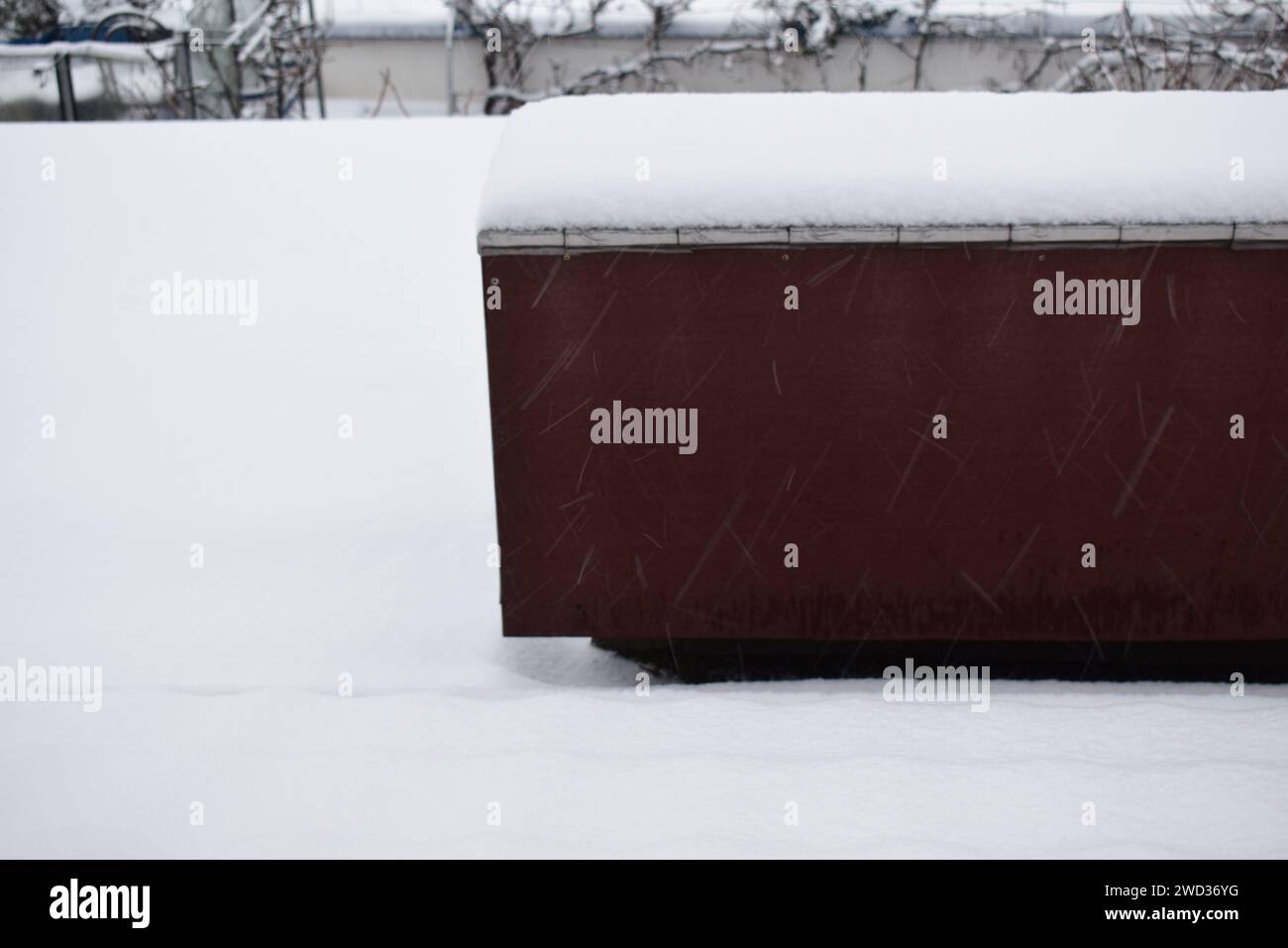 snow falling on a roof Stock Photo - Alamy