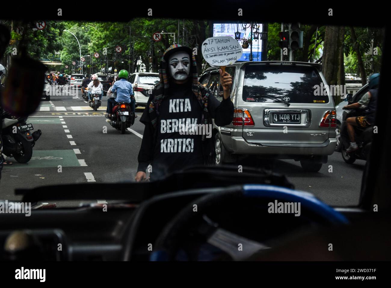 Bandung, West Java, Indonesia. 18th Jan, 2024. A Indonesia mime artist, Wanggi Hoed, performs an ...