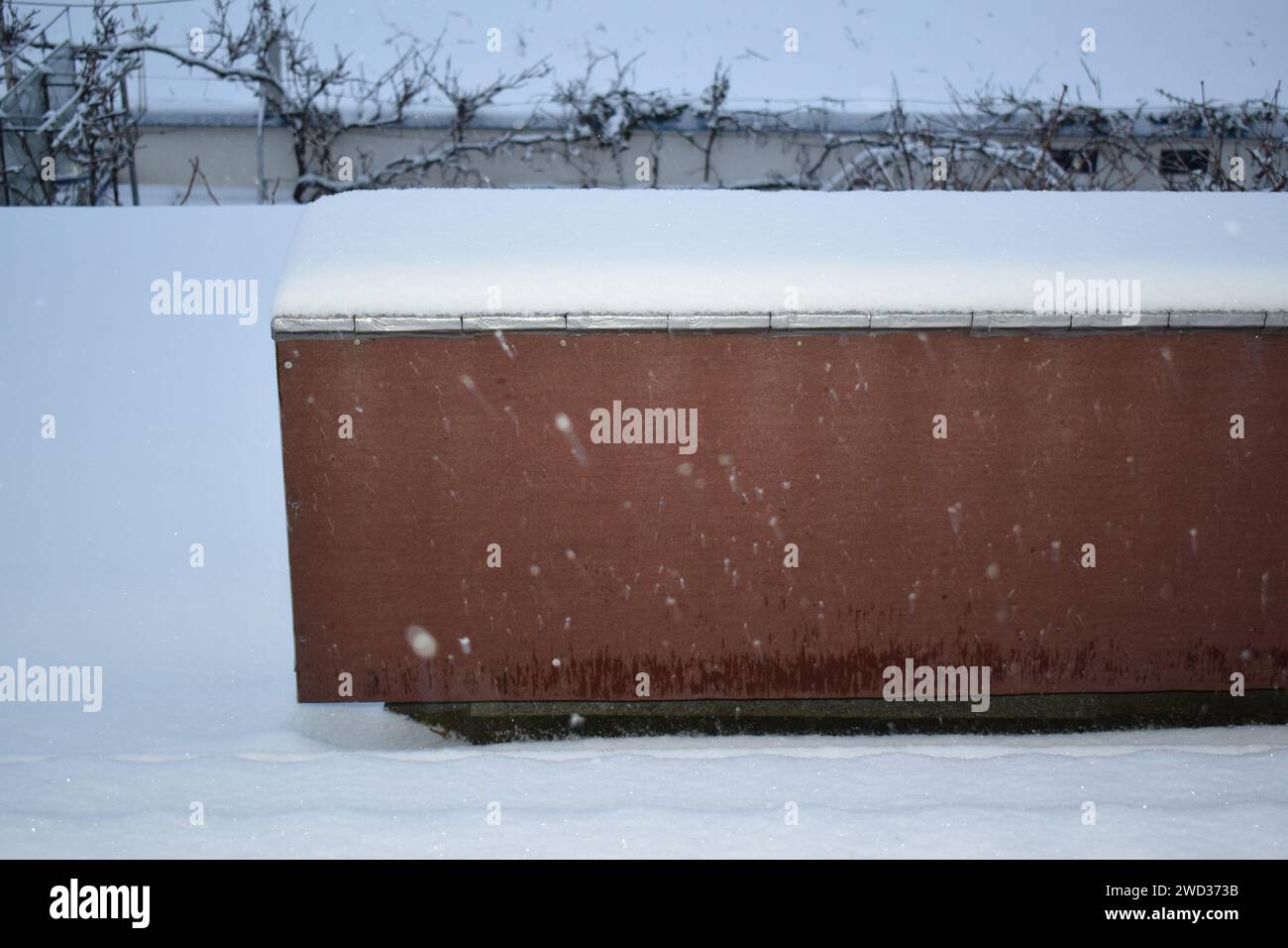 snow falling on a roof Stock Photo - Alamy