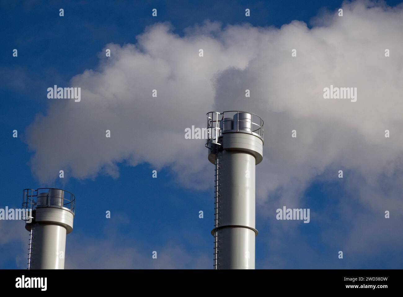 25.11.2023, Berlin, GER - Rauchende Schornsteine des BTB Heizkraftwerk ...