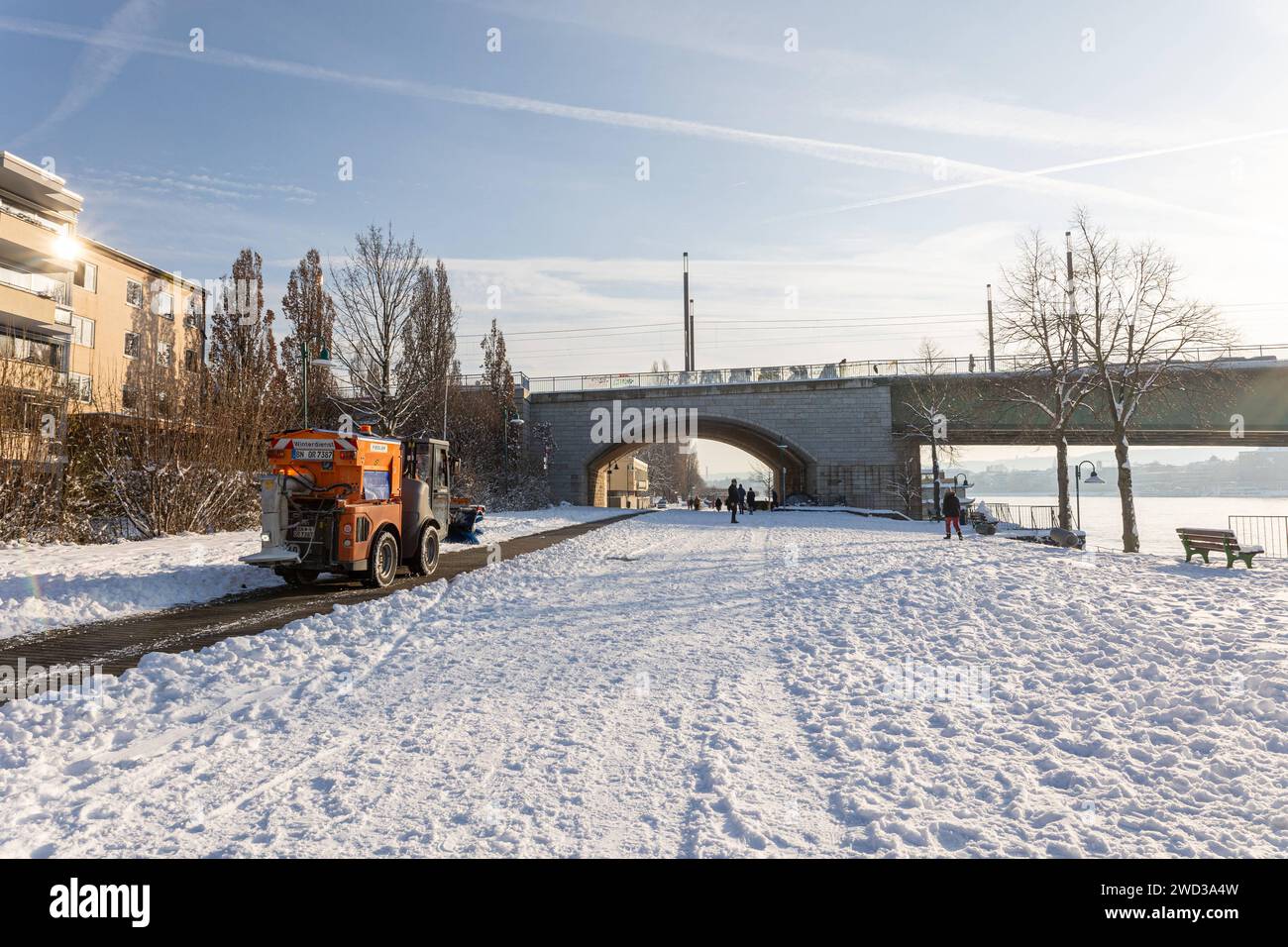 Bonnorange räumt Schnee am Beuler Rheinufer. 18.01.2024 Ein Einkabiner ...