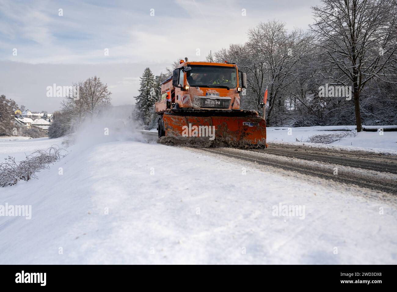 Winterdienst in Aktion: Schneeräumung und Salzstreuung 18.01.2024 ...