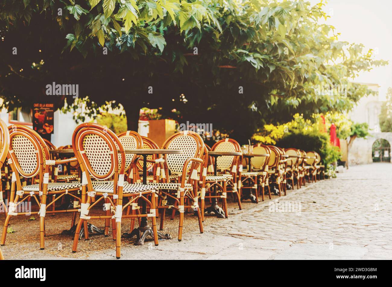 Coffee shop terrace tables hi-res stock photography and images - Alamy