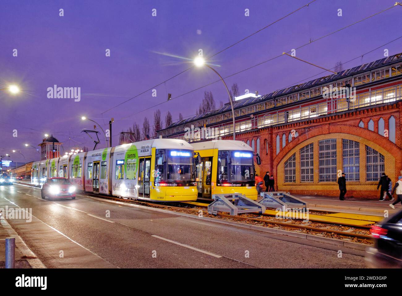 M10, Straßenbahn, Warschauer Brücke, Friedrichshain-Kreuzberg, Berlin ...