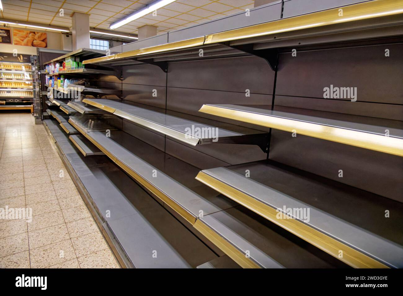 Filialschliessung Edeka Pannierstrasse, leere Supermarktregale ...