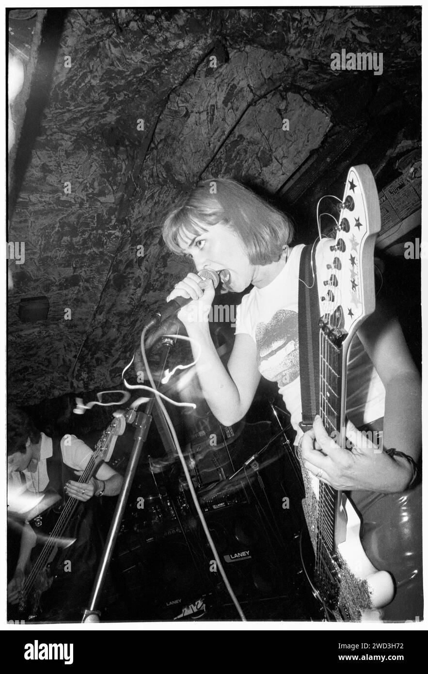 Jayne Thomas of Welsh punk band Gouge playing live at Newprt TJs on 28 ...