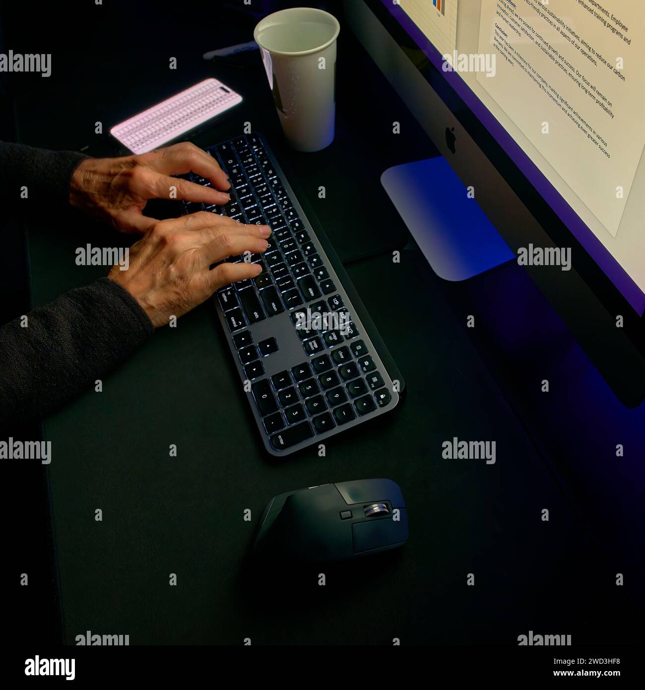 Using the mouse hi-res stock photography and images - Alamy