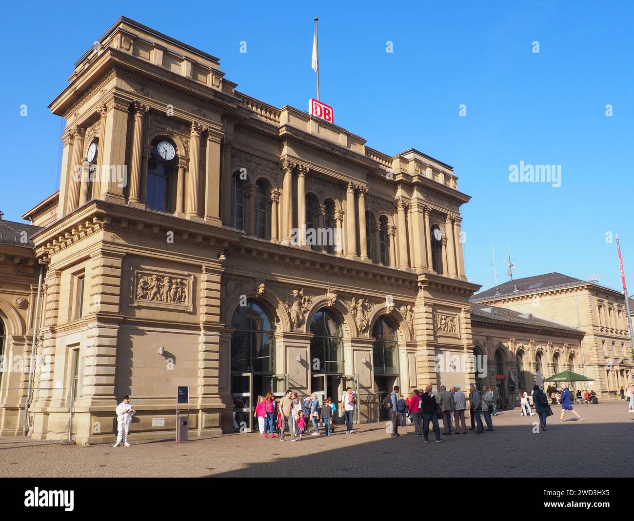 Group of people, young family, seniors, entrance to Mainz main station ...