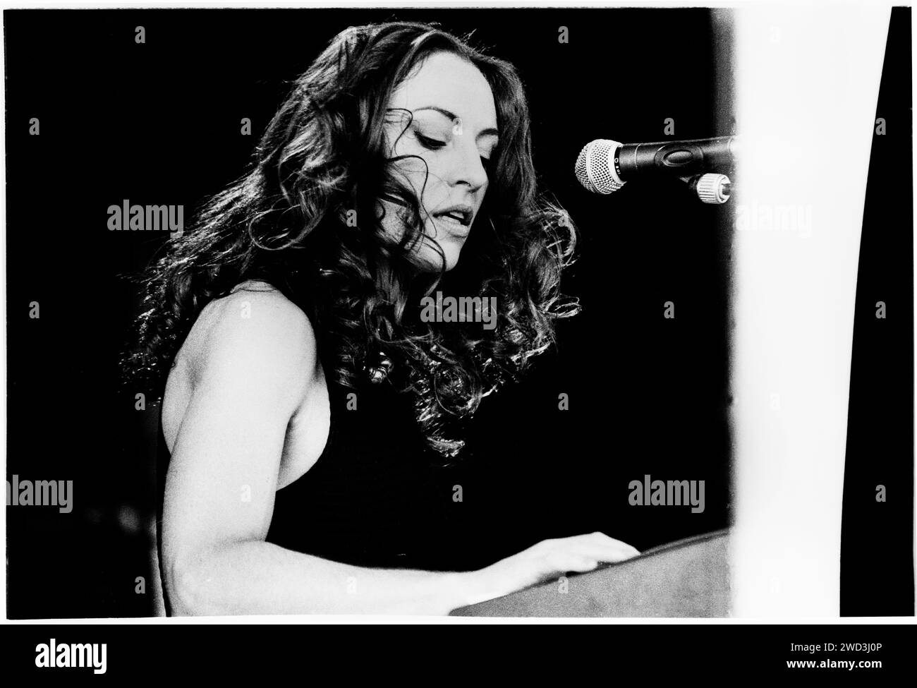 OUI 3, CARDIFF BIG WEEKEND, 1994: Blair Booth of Oui 3 playing at ...