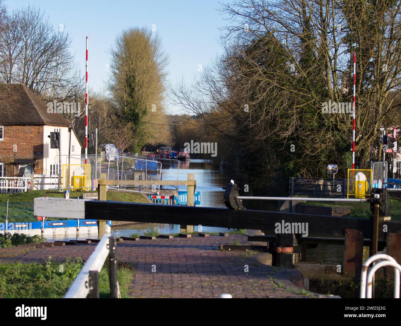 Aldermaston hydraulic lift bridge over the Kennet and Avon canal has ...