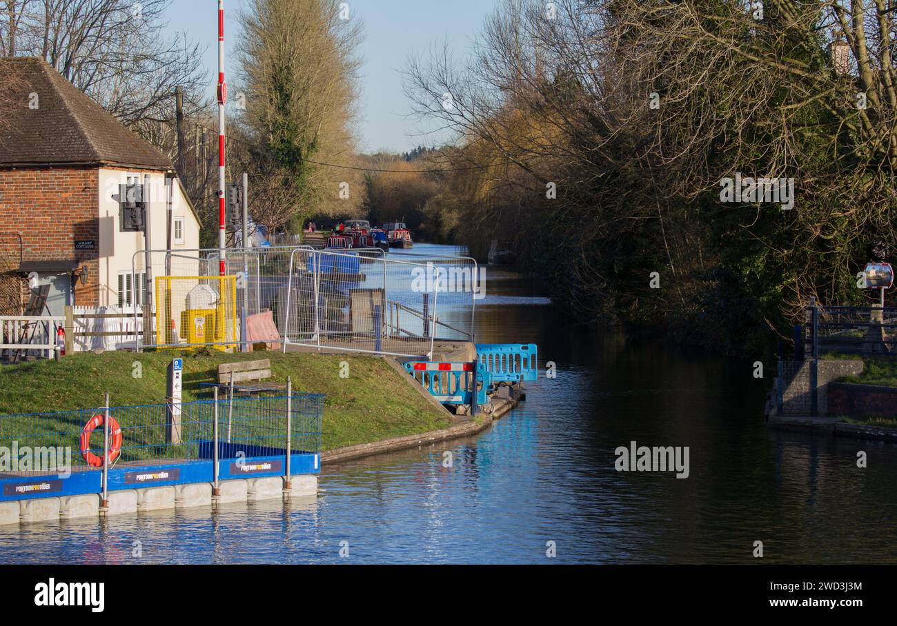 Aldermaston hydraulic lift bridge over the Kennet and Avon canal has ...