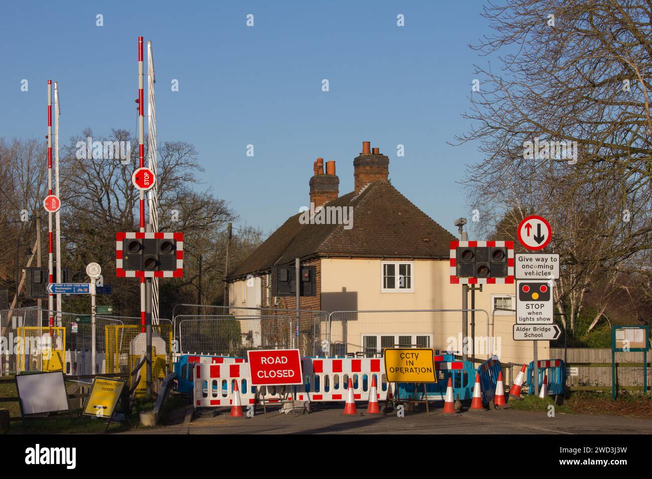 Aldermaston Wharf hydraulic lift bridge over the Kennet and Avon canal ...