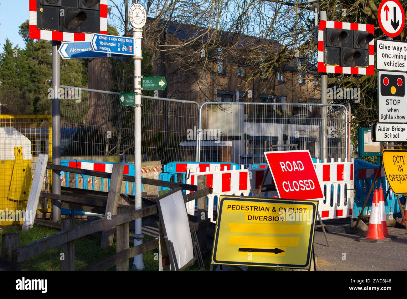 Aldermaston Wharf hydraulic lift bridge over the Kennet and Avon canal ...
