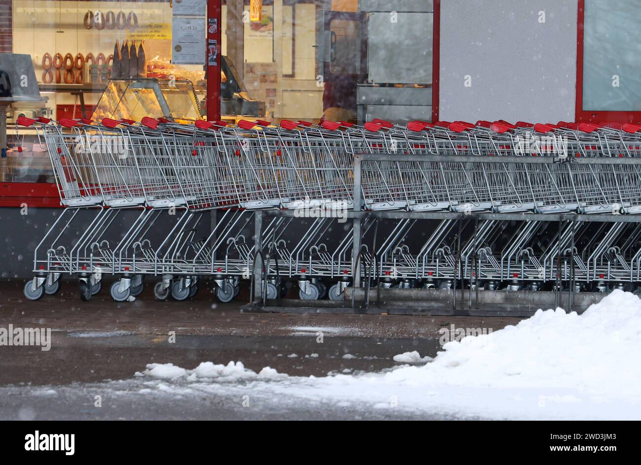Supermarkt 18.01.2024, Koelleda, Einkaufswagen vor einem Supermarkt, im ...