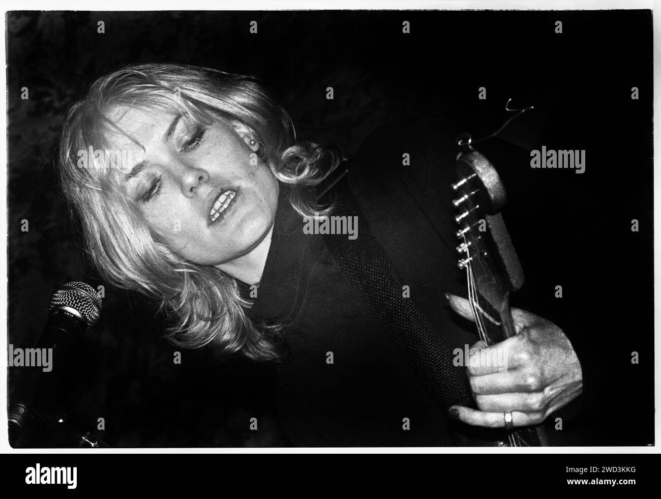 CATATONIA, CONCERT, 1994: A very young Cerys Matthews of Catatonia ...