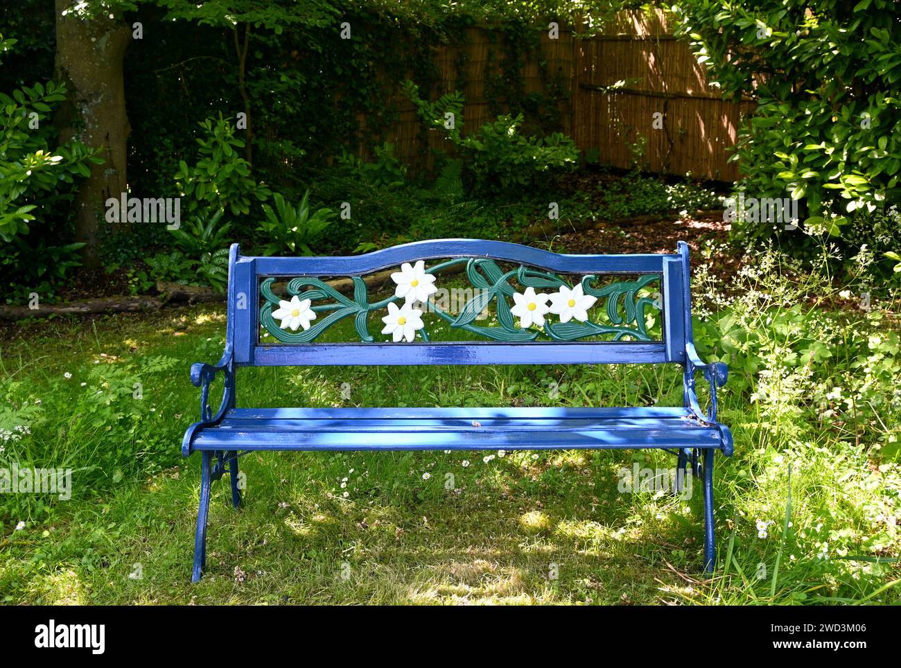 Painted garden bench hi-res stock photography and images - Alamy