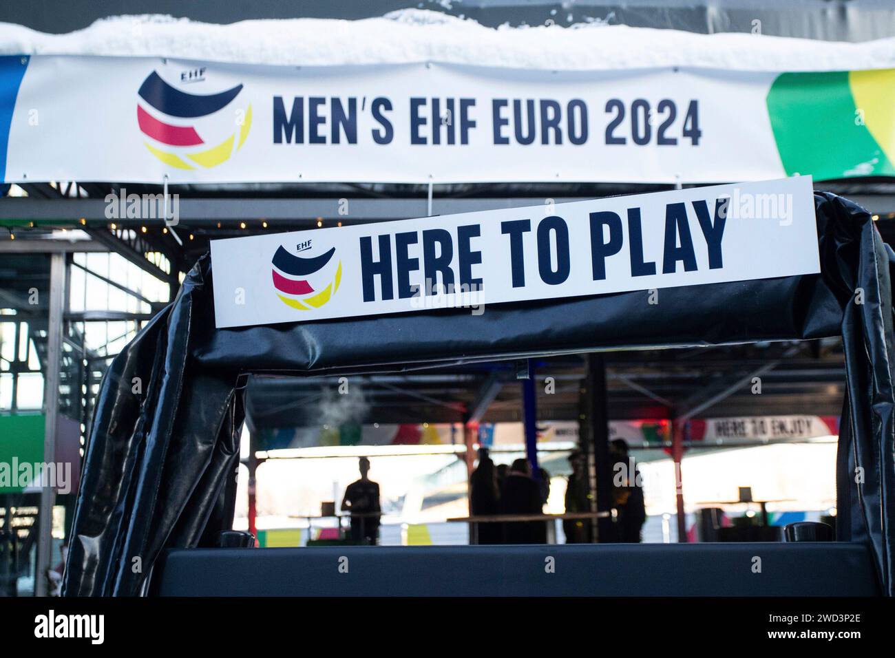 Koeln, Deutschland. 18th Jan, 2024. ein Schild auf dem Fahrrad, auf dem ...