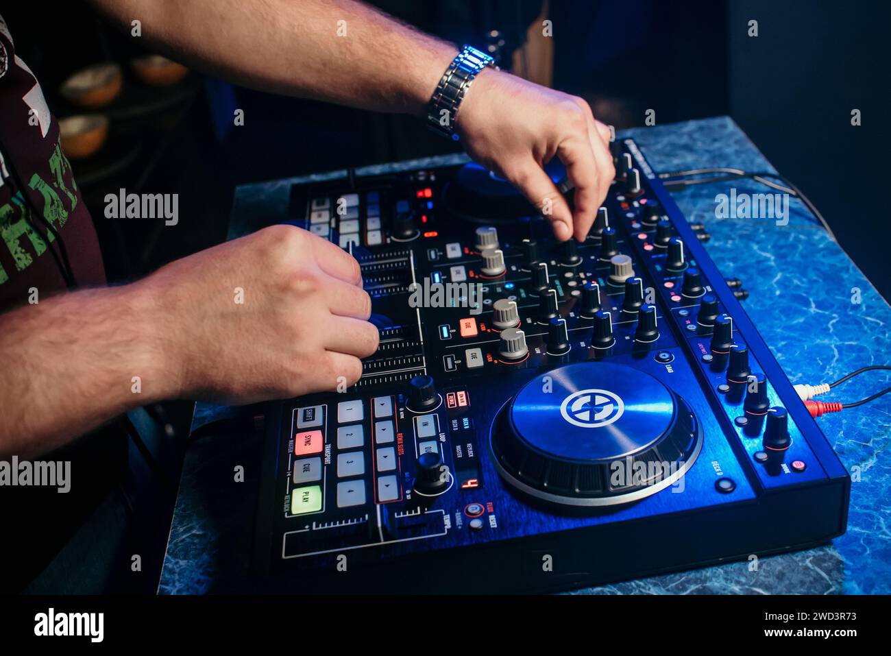 Playing music dancing mixing desk hi-res stock photography and images ...