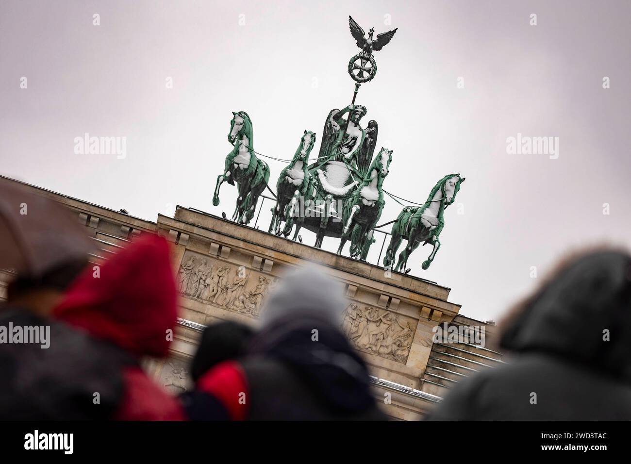 Die Quadriga auf dem Brandenburger Tor nach einem Schneefall in Berlin ...