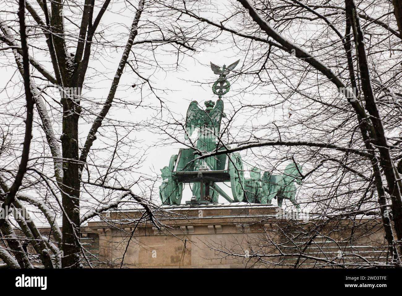 Die Quadriga auf dem Brandenburger Tor nach einem Schneefall in Berlin ...