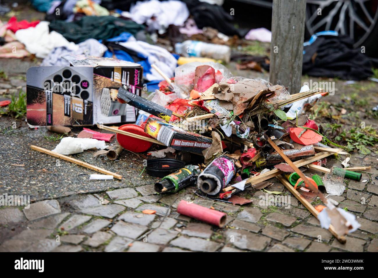 Müllreste und explodierte Böller am Strassenrand in Neukölln in Berlin ...