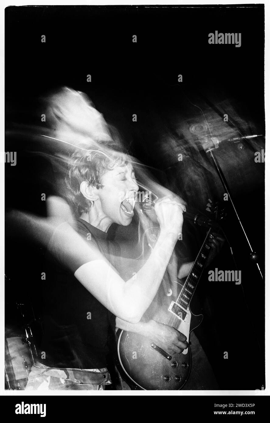 Sonya Madan of Echobelly playing at Bristol Fleece and Firkin in ...
