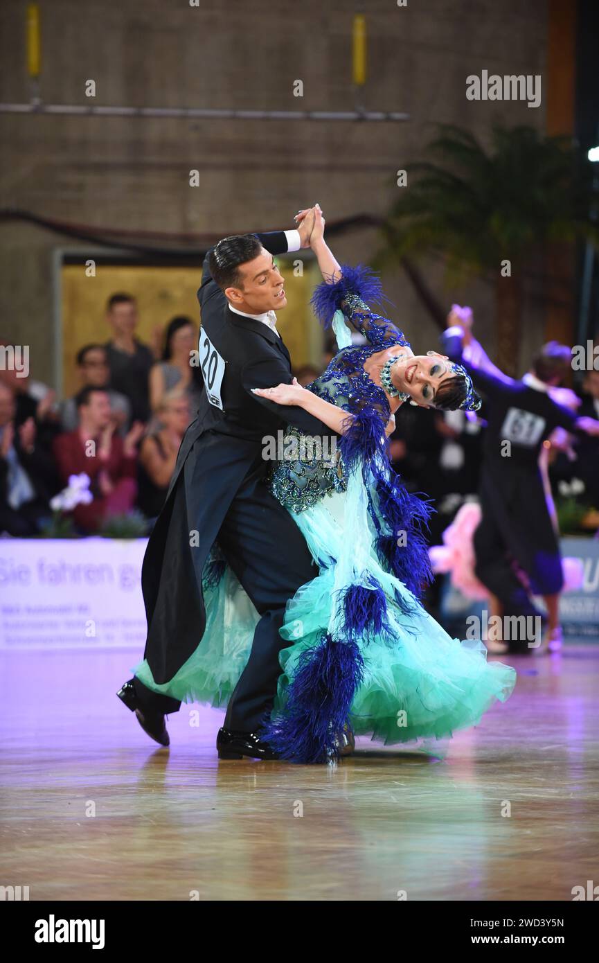 Ballroom dancing competition adults hi-res stock photography and images ...