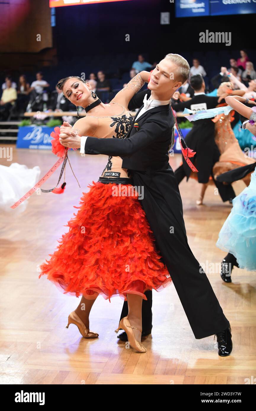 Ballroom dance couple dancing at the competition Stock Photo - Alamy