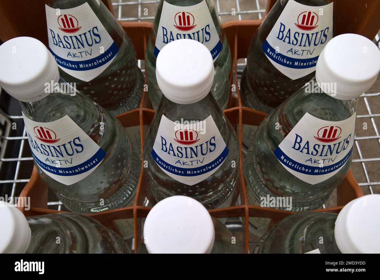 Basinus Aktiv Wasser, Mineralwasser im Kasten bzw Traeger, Bonaris ...