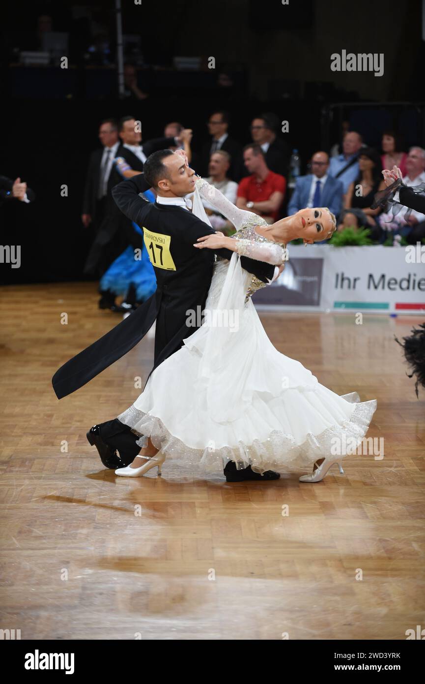 Ballroom dancing competition adults hi-res stock photography and images ...