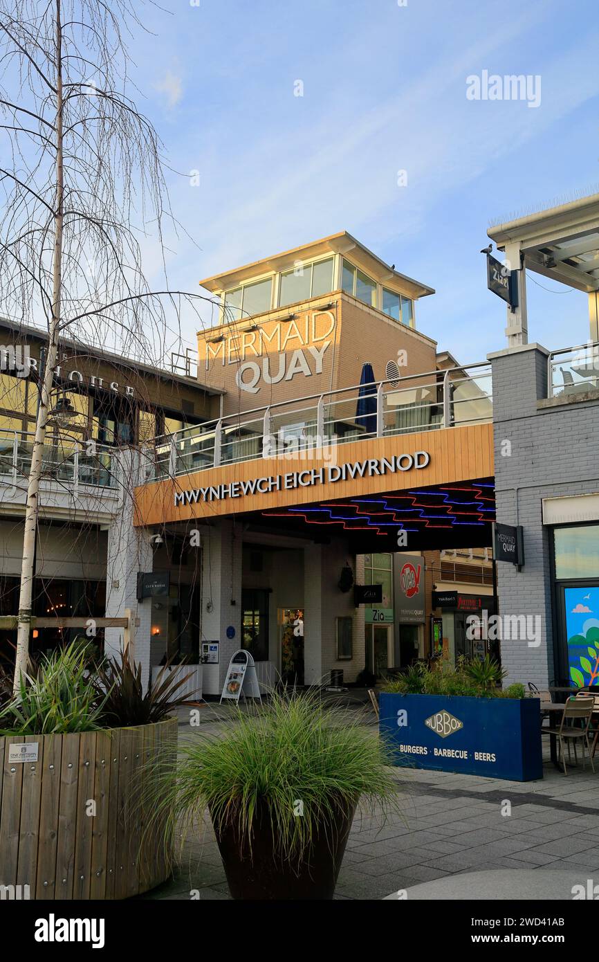 Mwynhewch Eich Diwrnod / Enjoy your day overhead sign in Welsh language ...