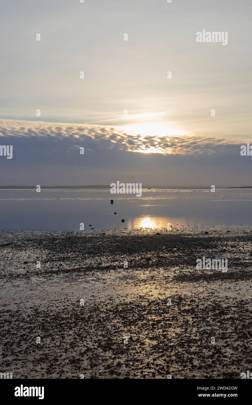 Winter sunset at Chalkwell beach, near Southend-on-Sea, Essex, England ...