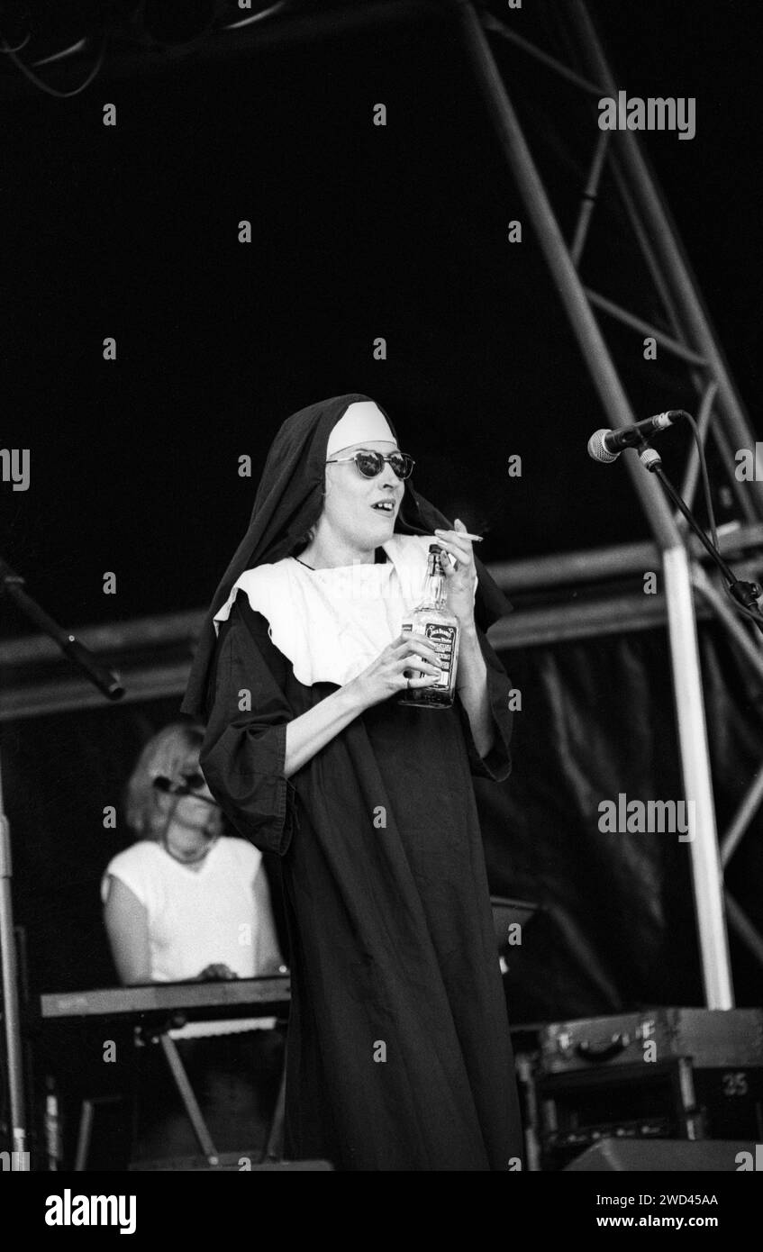 CHUMBAWAMBA, CARDIFF BIG WEEKEND, 1994: Alice Nutter of Chumbawamba ...