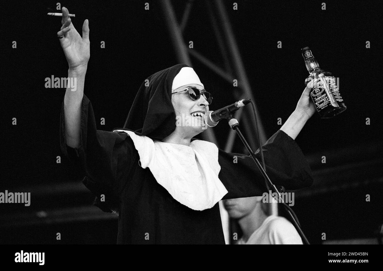 CHUMBAWAMBA, CARDIFF BIG WEEKEND, 1994: Alice Nutter of Chumbawamba ...