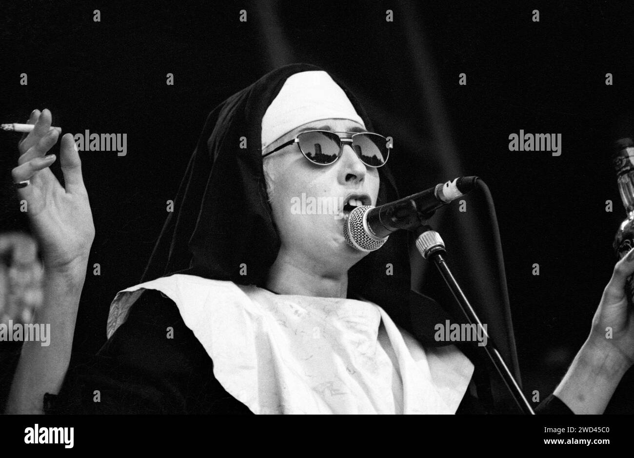 CHUMBAWAMBA, CARDIFF BIG WEEKEND, 1994: Alice Nutter of Chumbawamba ...