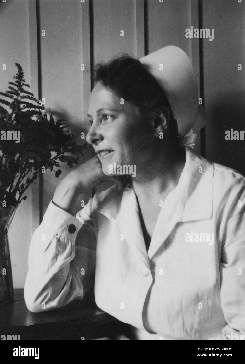 Nurse shows no Black and White Stock Photos & Images - Alamy