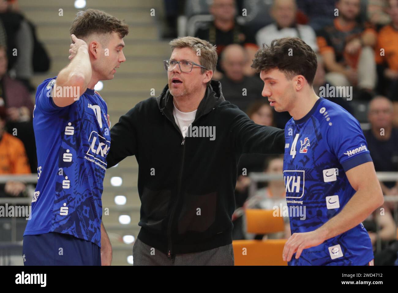 Jatrzebie Zdroj, Poland. 17th Jan, 2024. Yann Niclas Bohme of SVG Luneburg (L), Coach Stefan ...