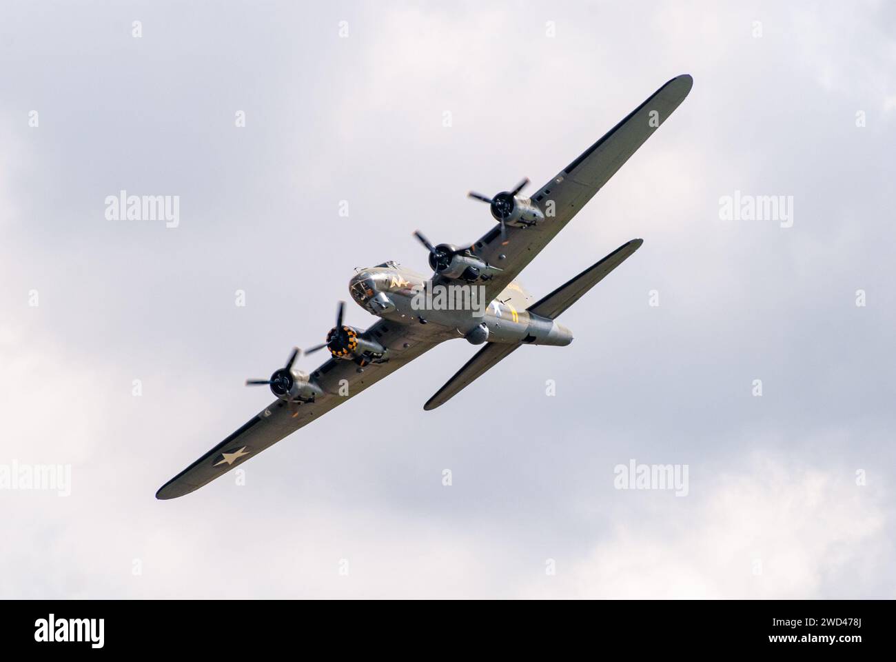 Boeing B-17G Flying Fortress '124485' WW2 Bomber plane representing the ...